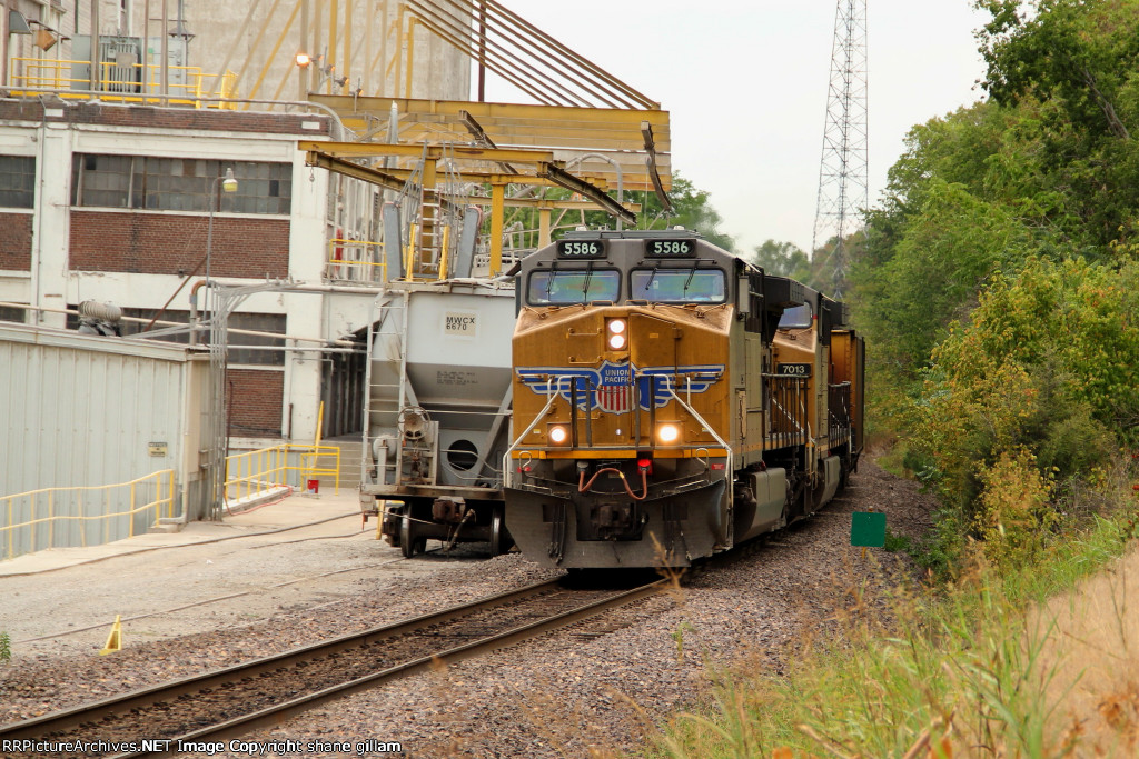 UP 5586 heads this sb coal load looking a little dirty.